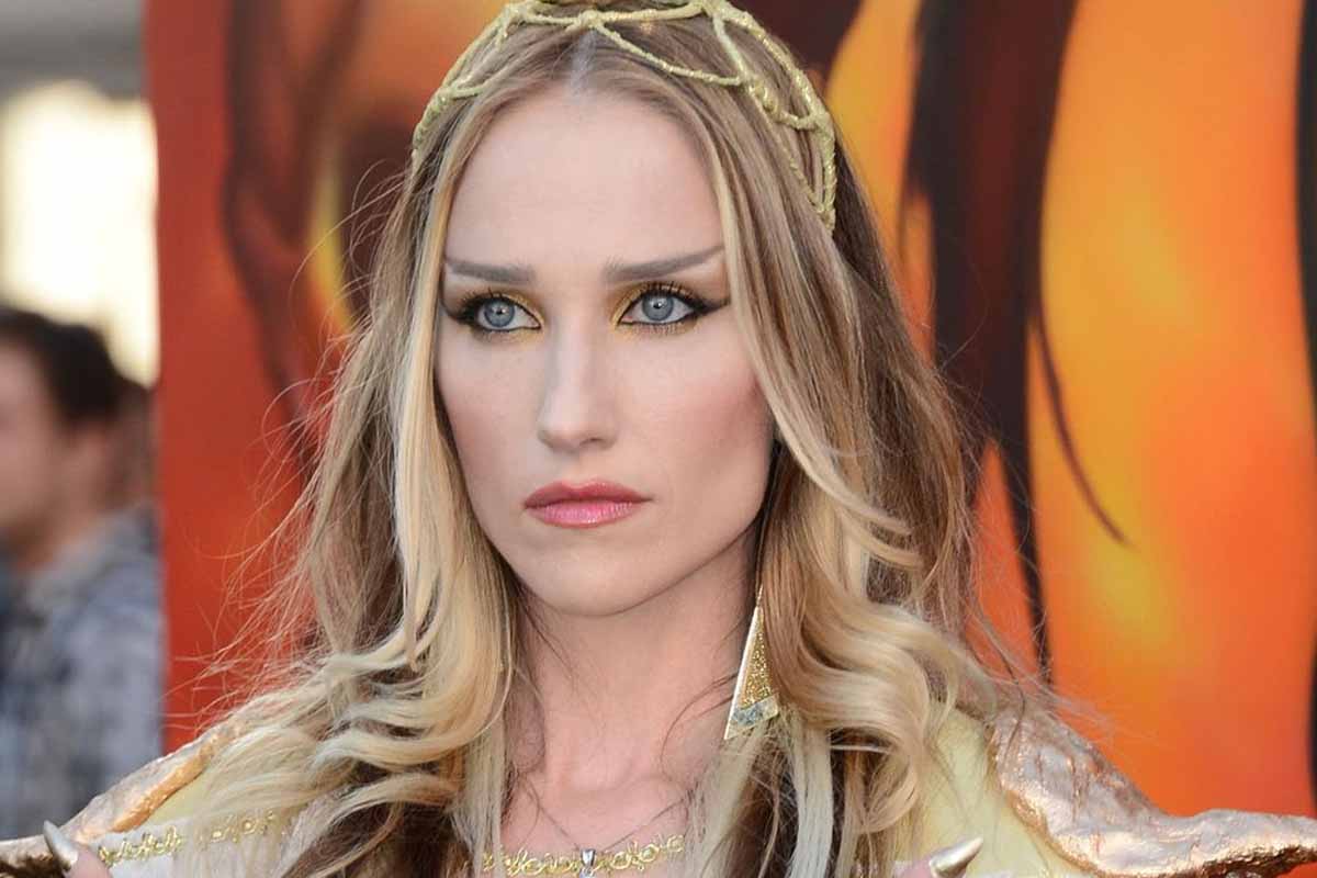 Jill Janus Deuses Dourados HUNTRESS Singer JILL JANUS Talks To